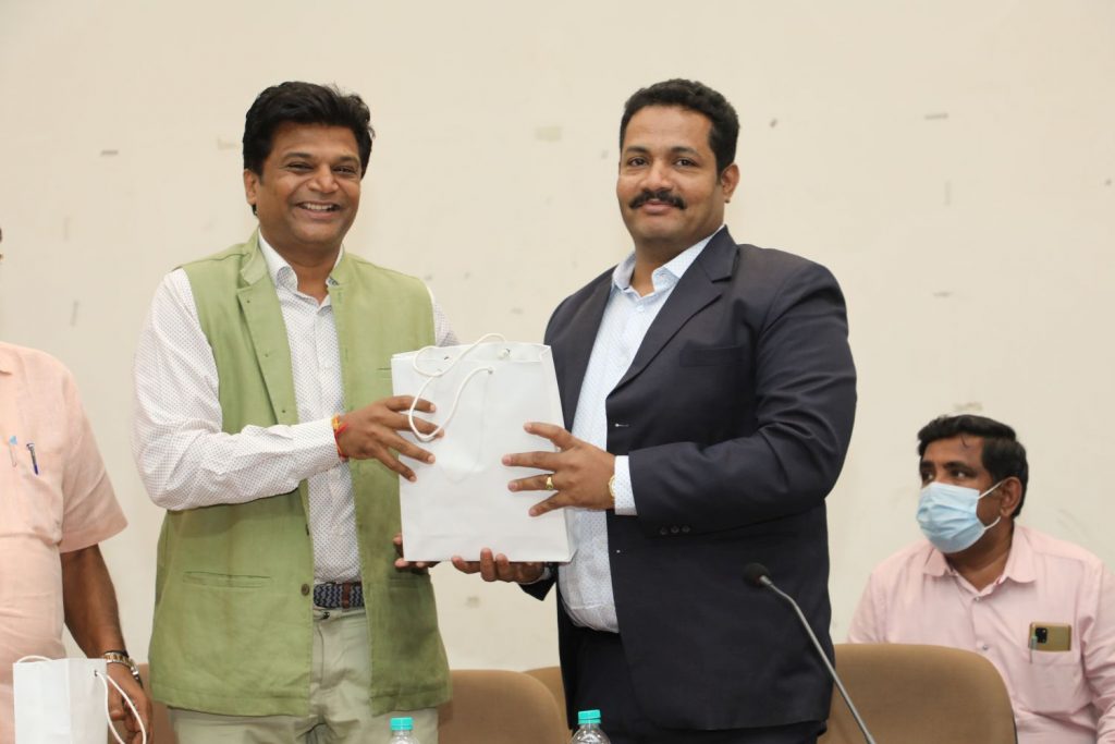 Mr Thyagu Valliappa, CEO, Sona Star, honouring Mr Krishnamoorthy, CEO ...